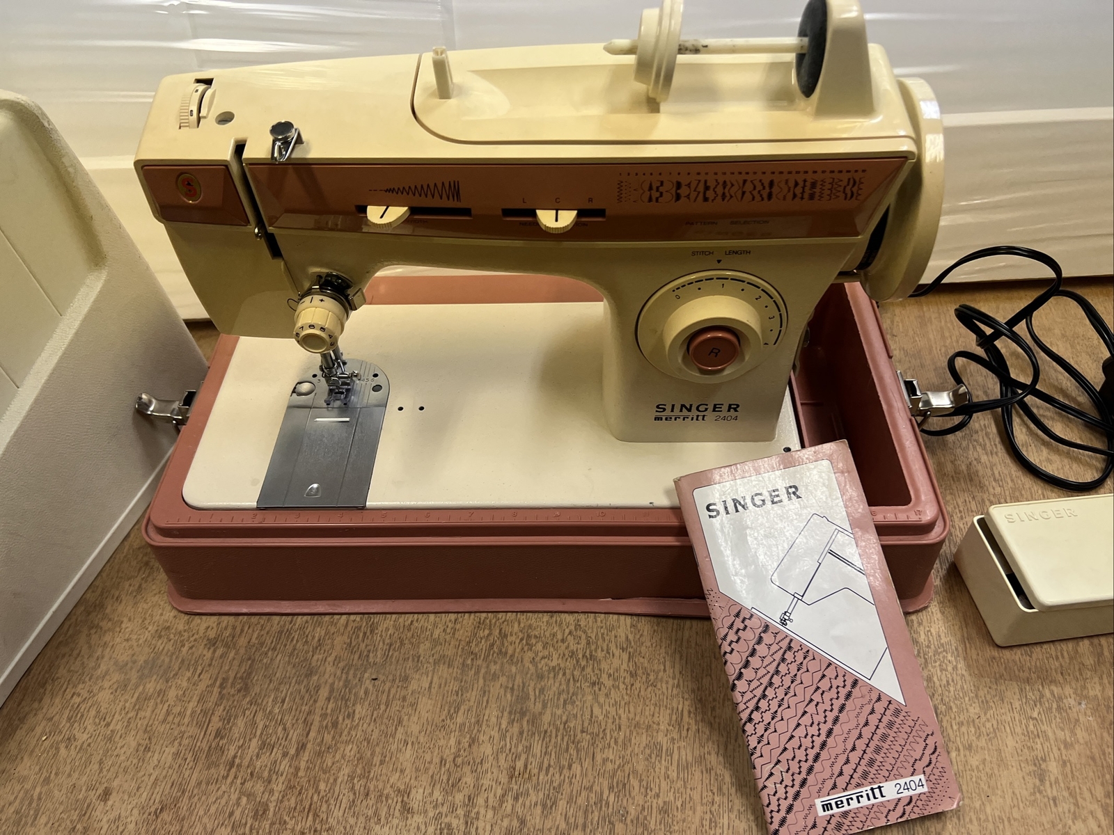 Singer Merritt 2404 Pink Sewing Machine W/Foot Pedal Hard Case & Access ...