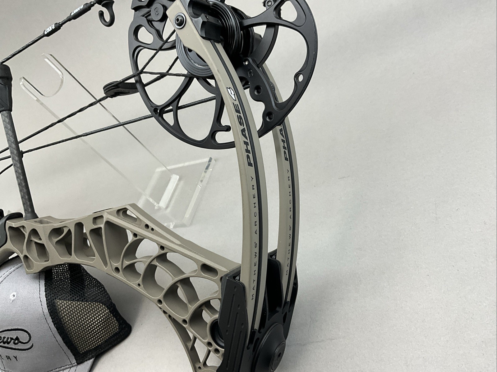 NEW Mathew’s Phase 4 33” RH 70lb 28” Mod BH 6.5” With Peep, Nock Loop ...