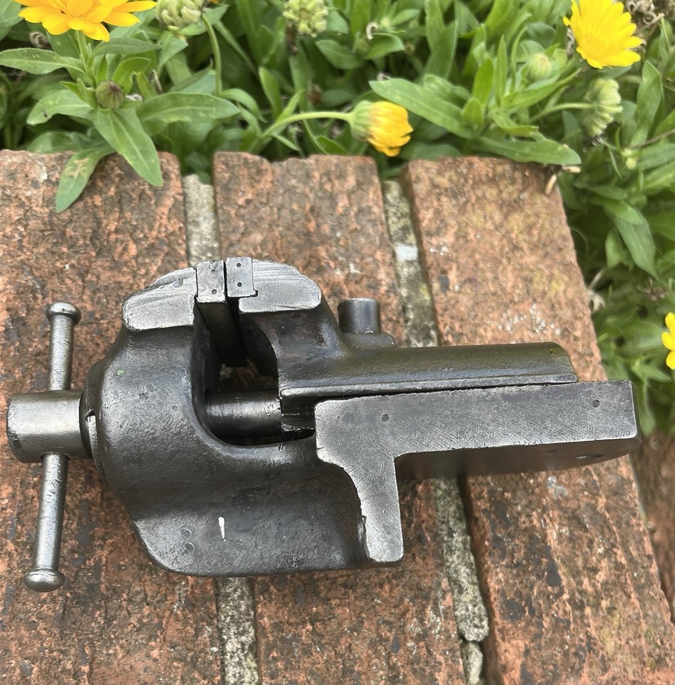 VINTAGE BARREL VICE WITH ANVIL GARAGE SHED OR WORKSHOP TOOL COLLECTABLE ...