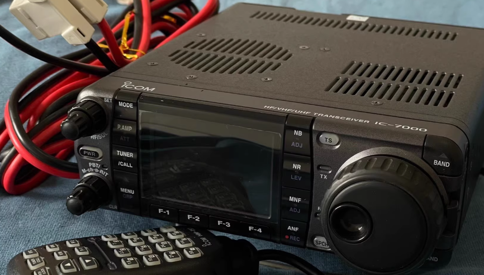 1pcs Icom IC-7000 full-band radio, with handheld microphone,HF/VHF/UHF ...