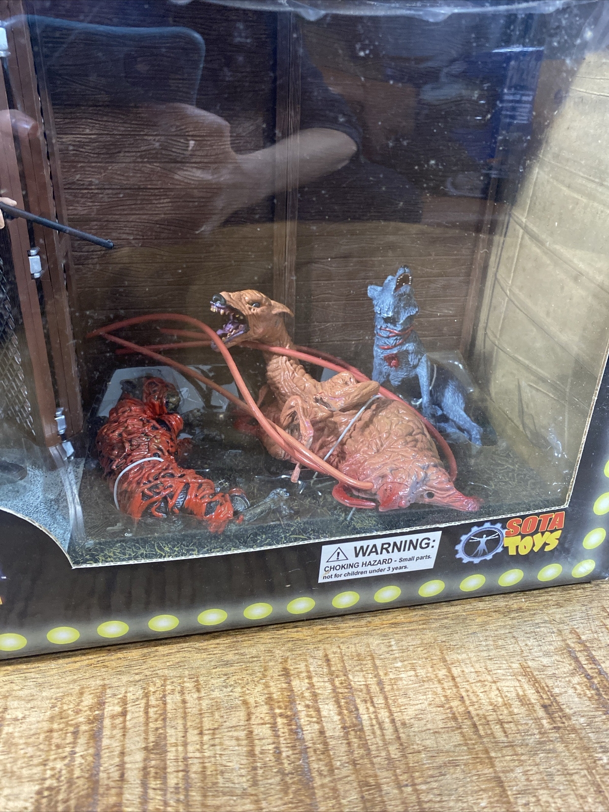 SUPER RARE SOTA TOYS 2006 NOW PLAYING THE THING MACREADY KENNEL BOX SET ...
