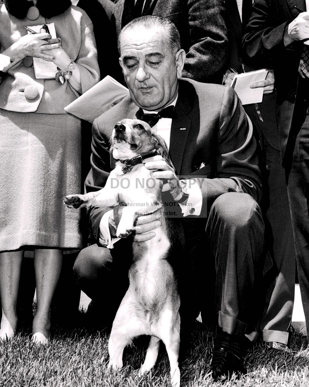 PRESIDENT LYNDON B. JOHNSON WITH PET BEAGLE "HER" - 8X10 PHOTO (BB-183 ...