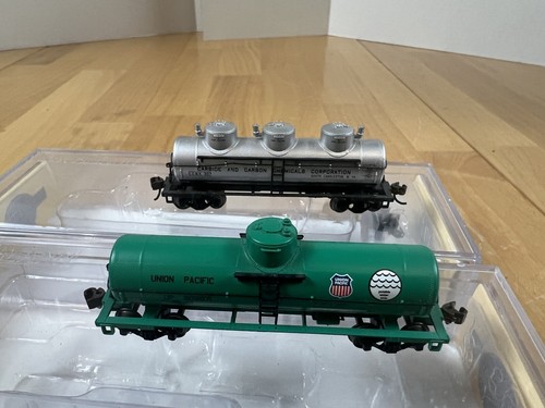 Bachmann Tank Cars, Union Pacific Potable Water + Carbide & Carbon ...