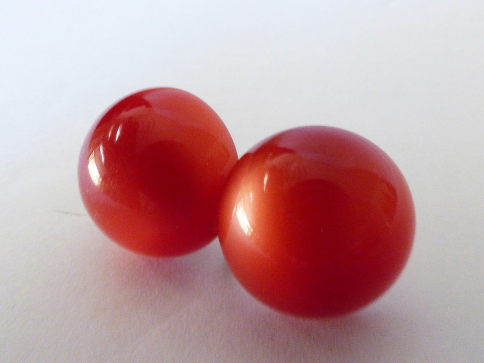 VTG gold tone metal Raspberry color round Lucite screw clip on earrings ...