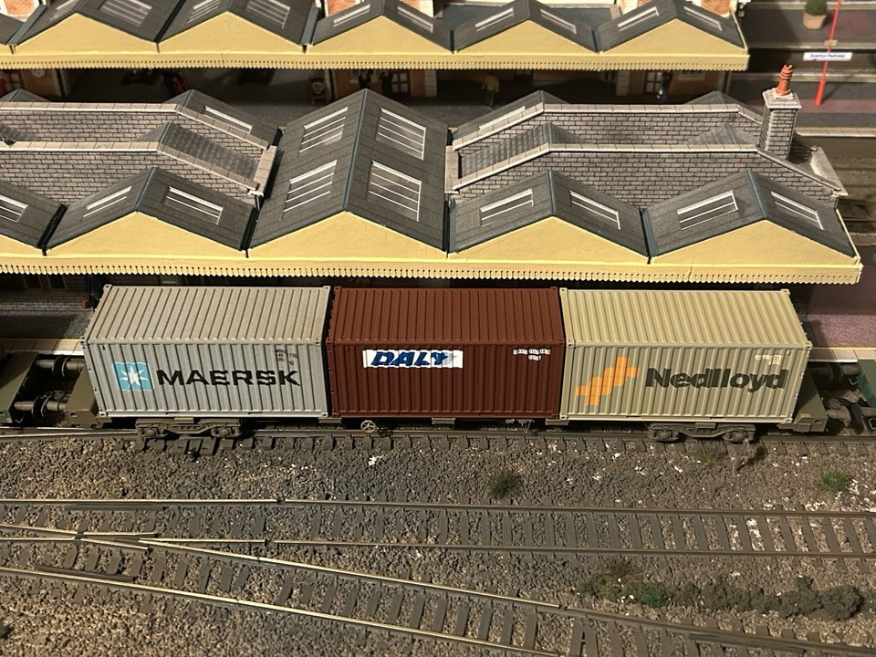 Rake of 3 x FEA-E single wagons and 2 x FEA-B twin set wagons, 00 gauge ...