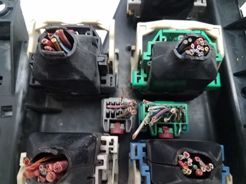 🔥02-05 DODGE RAM 1500 2500 UNDER HOOD GAS FUSE BOX RELAY PANEL POWER | eBay