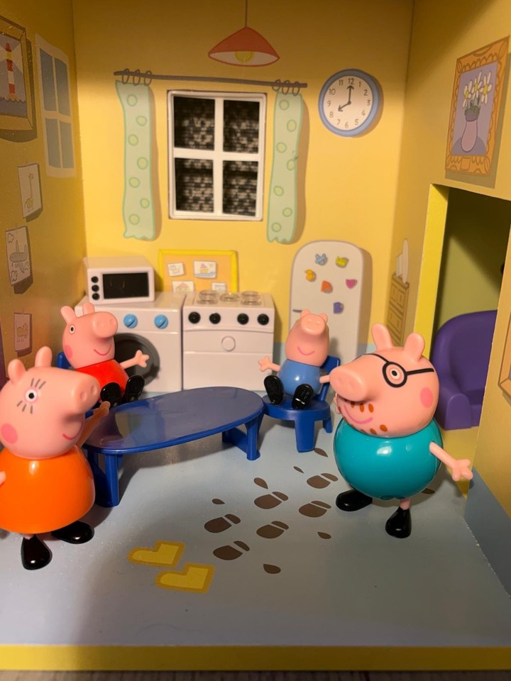 Peppa Pig Peppa’s wooden playhouse Playset with furniture and four ...
