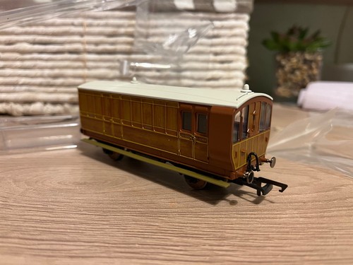 Hornby Railways R40060 GNR 4 Wheel Brake Baggage Coach No836 - 00 Gauge ...
