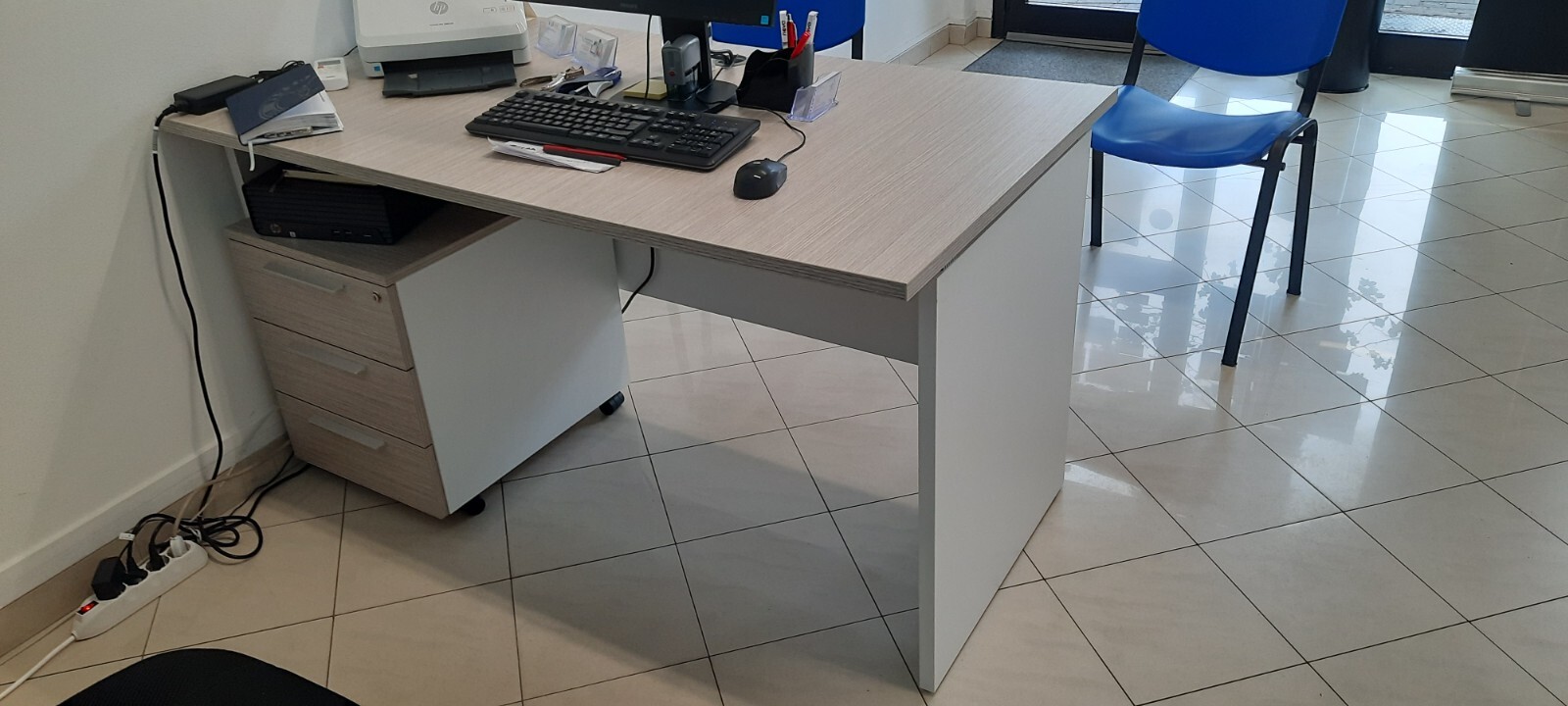 Mobili per ufficio usati come nuovi, ottima qualita',colore elegante ...