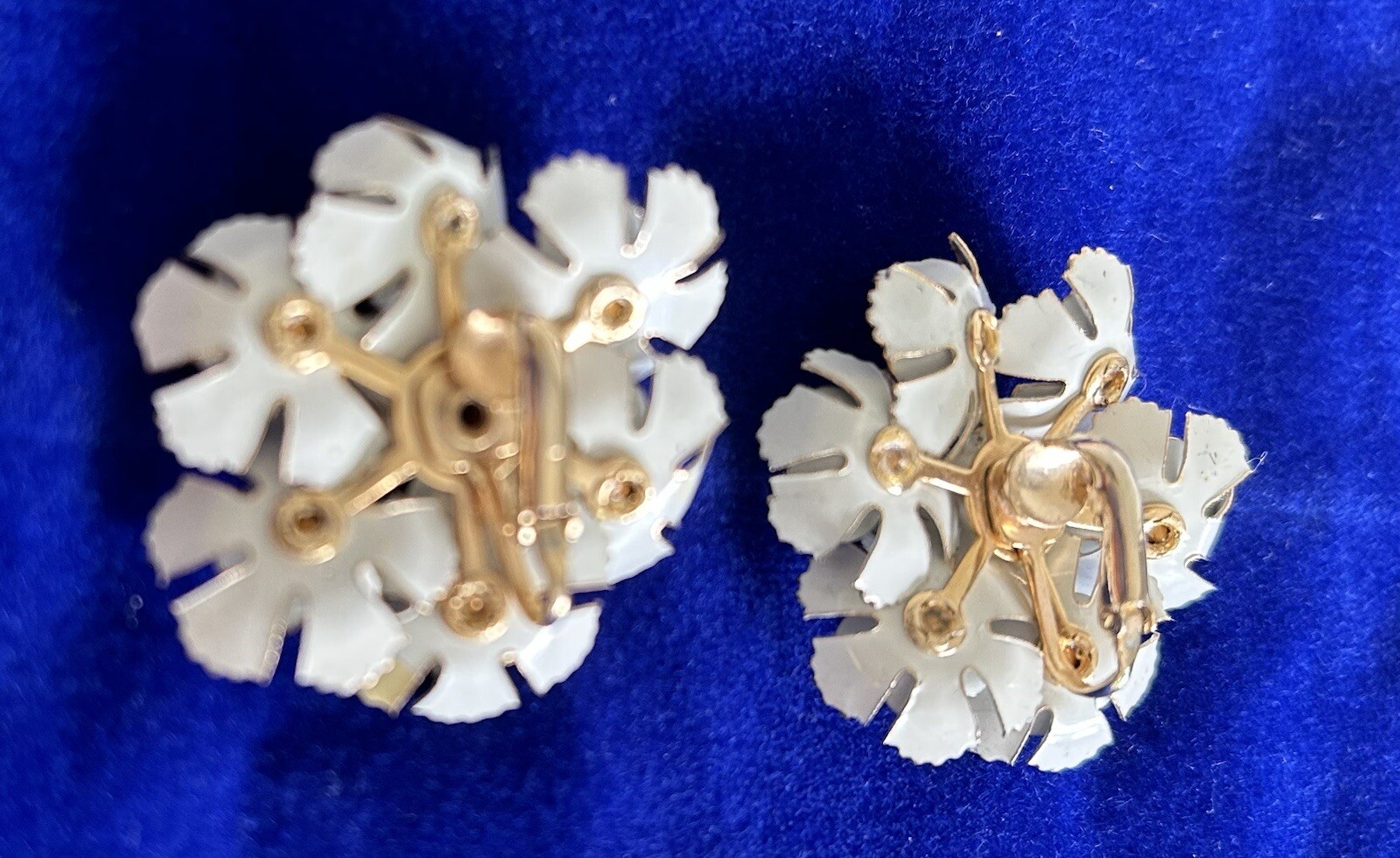 Vintage White Metal Flower Pink Blue Crystal Rhinestones Round Hug Clip ...