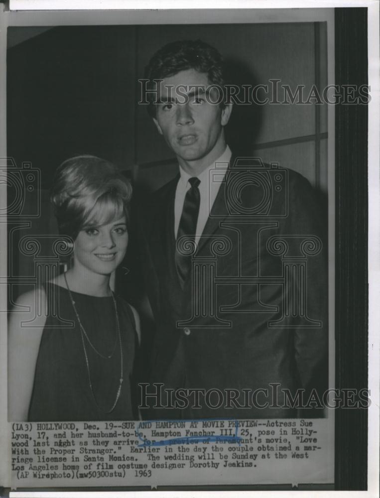 1963 Press Photo Actress Sue Lyon Poses With Future Husband Hampton ...