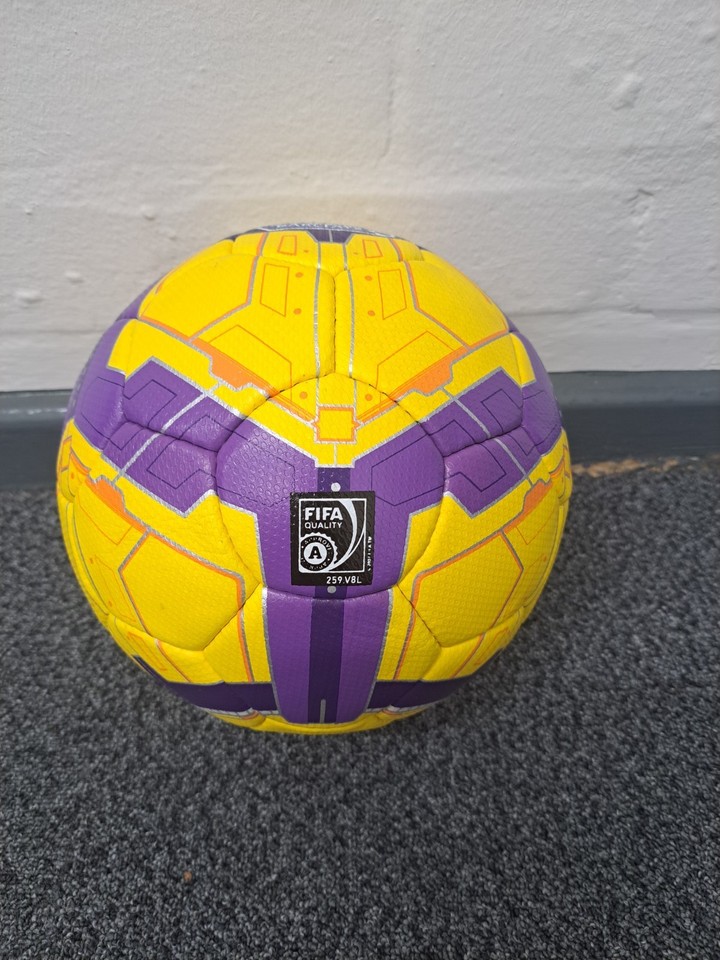 Nike T90 Ascente WINTER Match Ball. 2009/10 Premier League Ball Size 5 ...