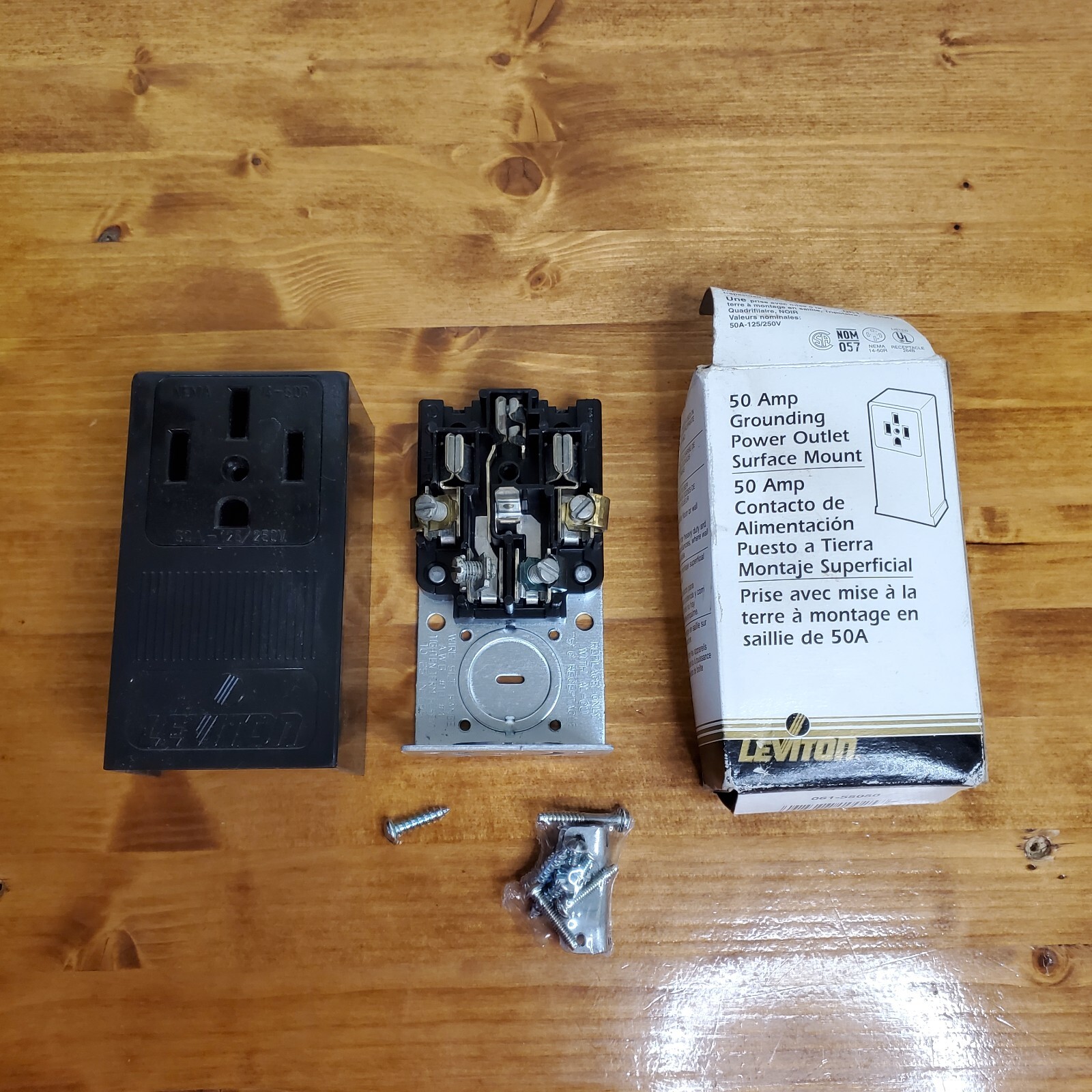 Leviton 50A 125/250V NEMA 14-50R Surface Mounting Receptacle (55050 ...