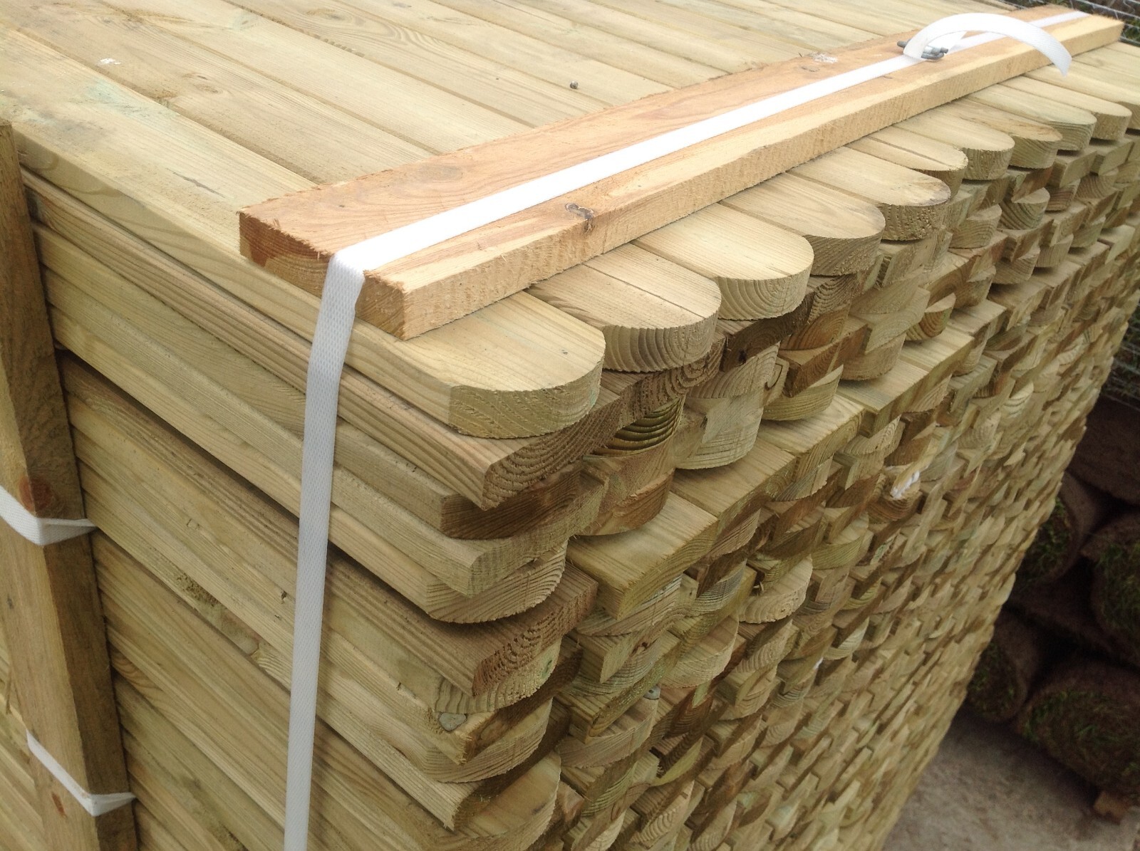 0.9m - 1.2m Lollipop Round Top Picket Fence Paling, Tanalised Timber £1 ...