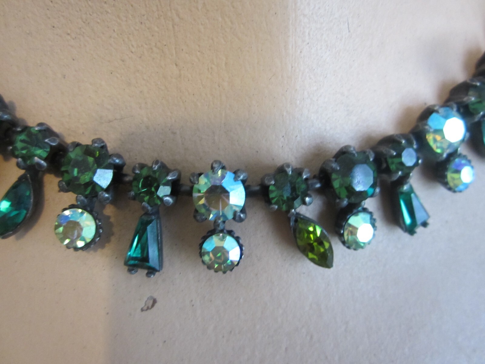 Art Deco Green Sparkly Paste Stones Necklace - Gem