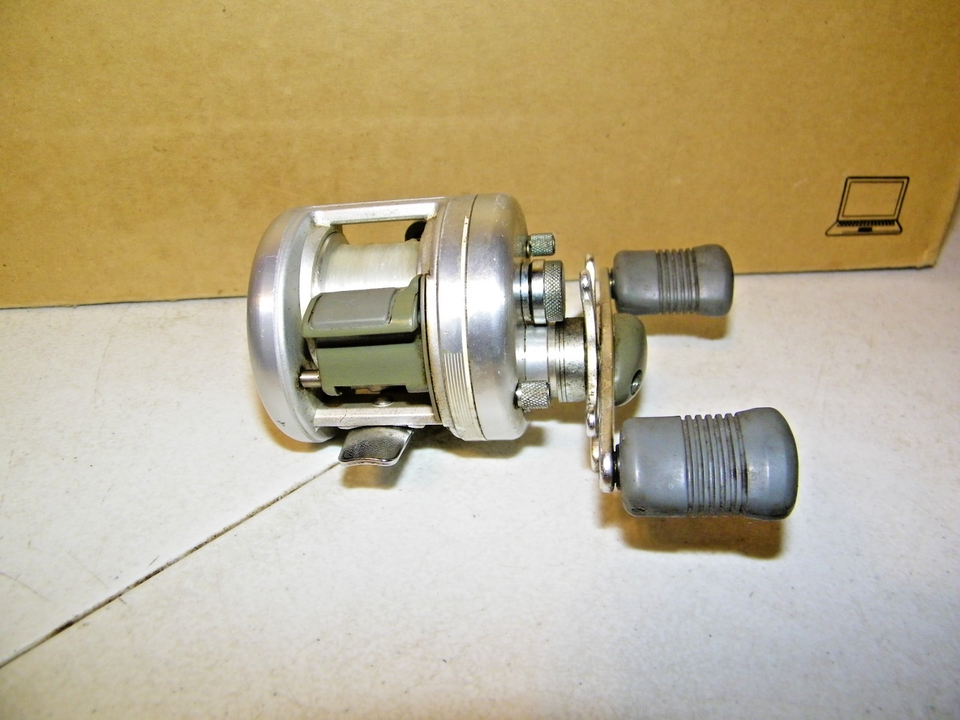 Shimano Calcutta 100 Baitcast Fishing Reel RH - Silver Color | eBay