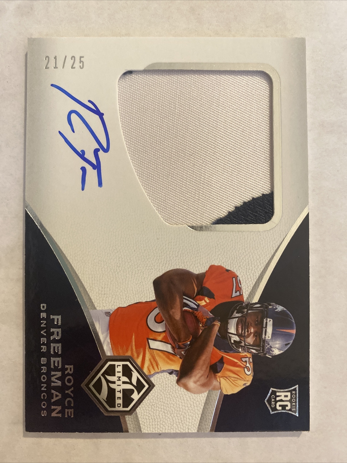 2018 Panini Limited - Rookie Patch Autograph Variation Silver Spotlight #156 Royce Freeman /25 ...