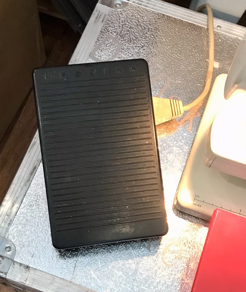 BERNINA 830 Record Sewing Machine White w/ Foot Pedal & Accessories ...