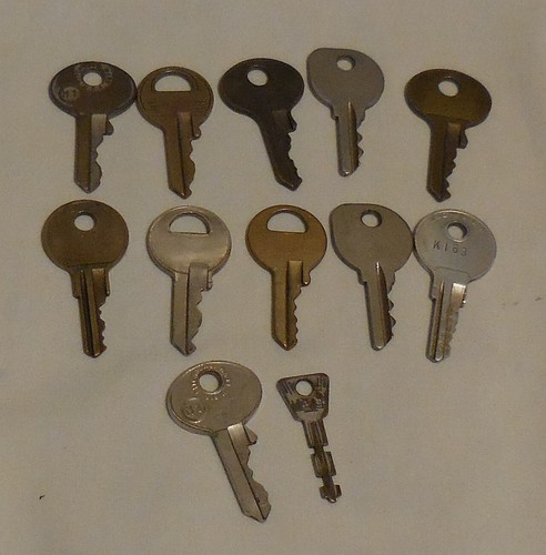 12 antique estate lot of vintage metal keys,lock padlock more Ornate ...