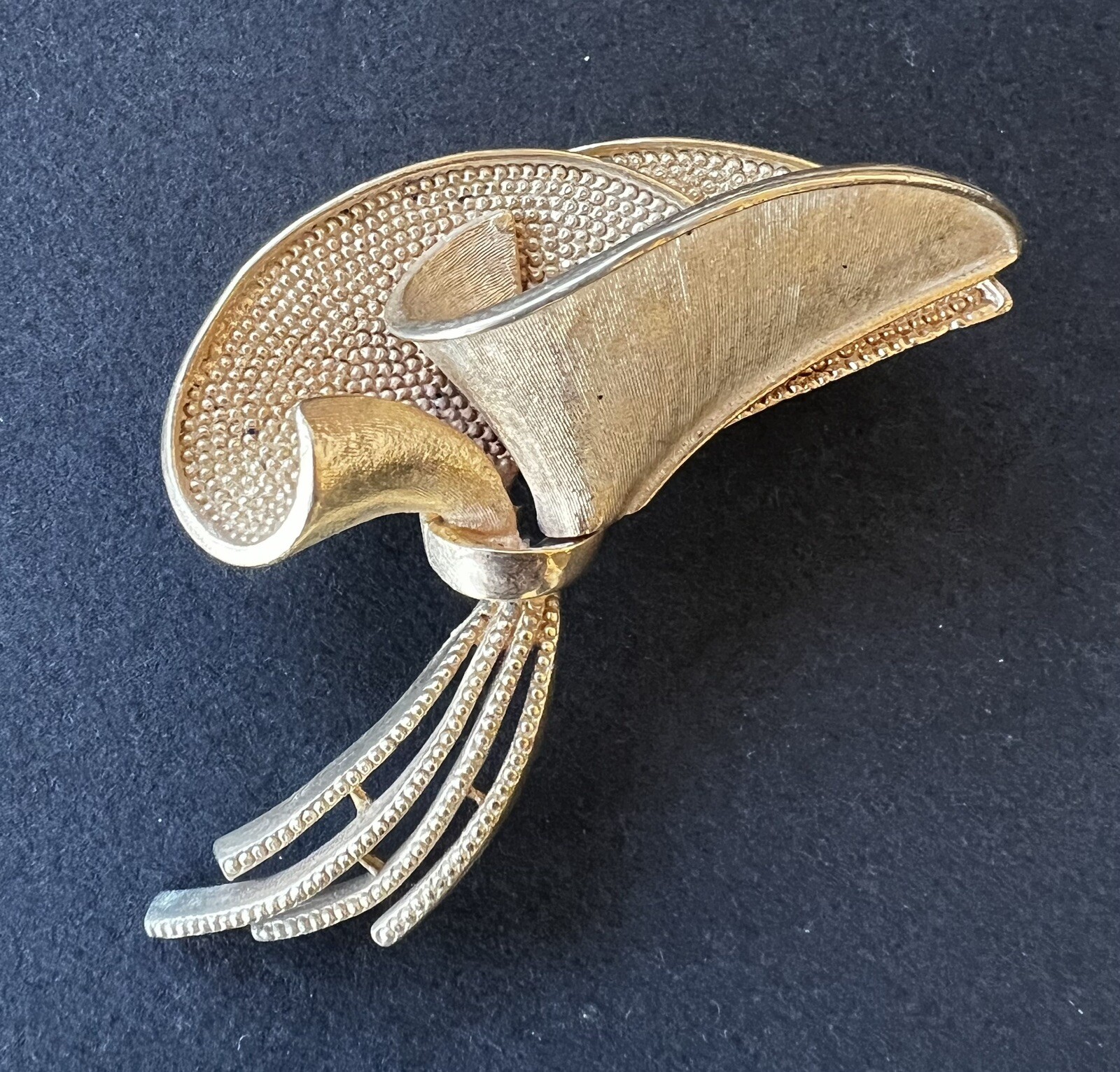 VINTAGE CORO BRUSHED GOLD TONE BROOCH - Gem