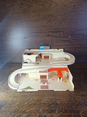1979 Hot Wheels Service Center Sto N Go Playset. Please read the ...