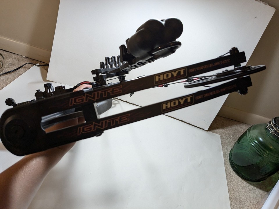 Hoyt Ignite Compound Archery Bow RH 50 to 70 LBS 1140403 Trophy Ridge ...