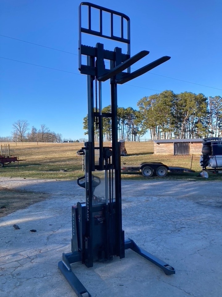 2022 8BWS13 2500 lb Walkie Stacker Electric Straddle Lift Pallet Jack ...