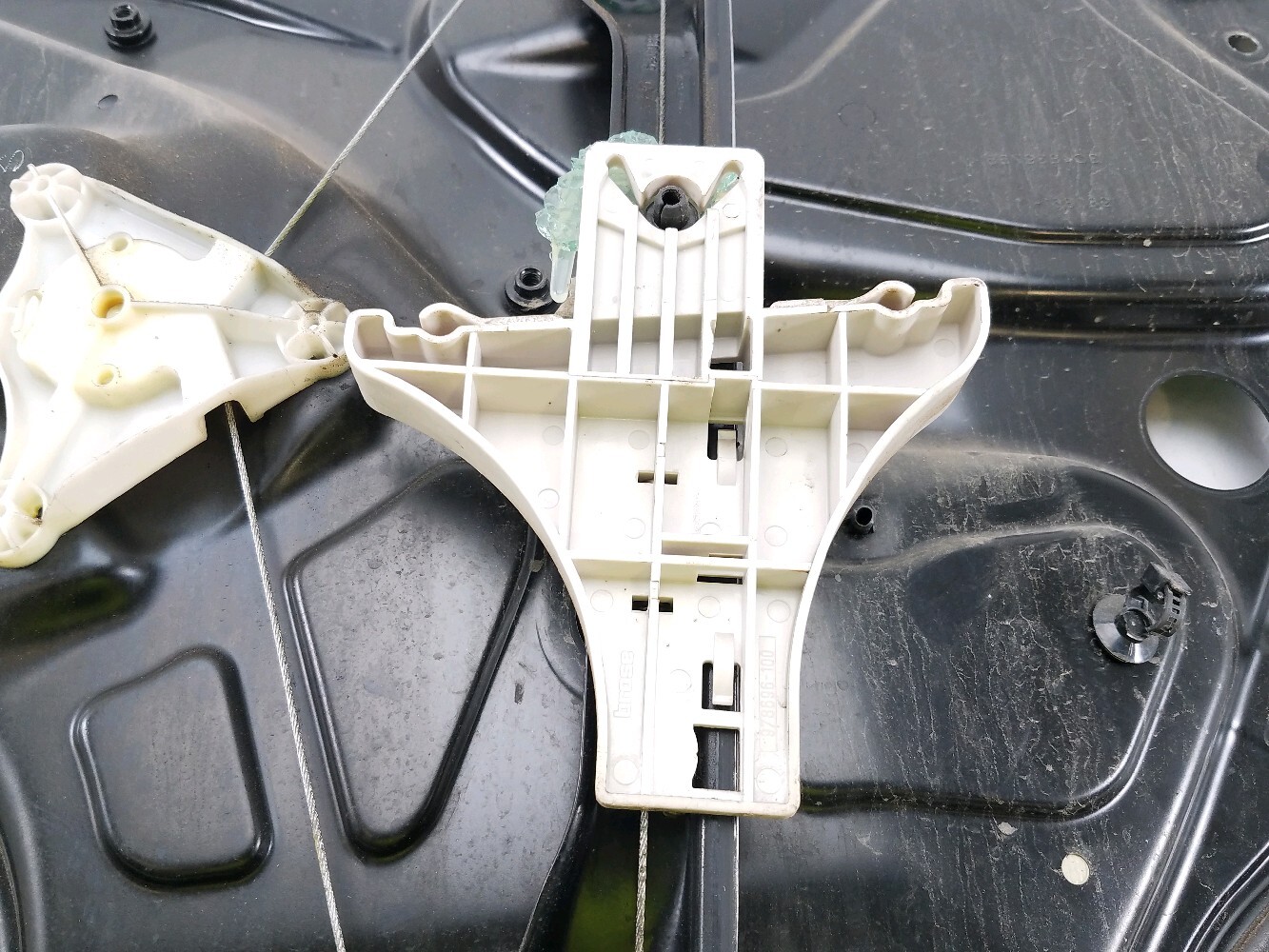 Lève-vitre arrière gauche - Volkswagen PASSAT SW V - 3C0959703BVW5 - W6 ...