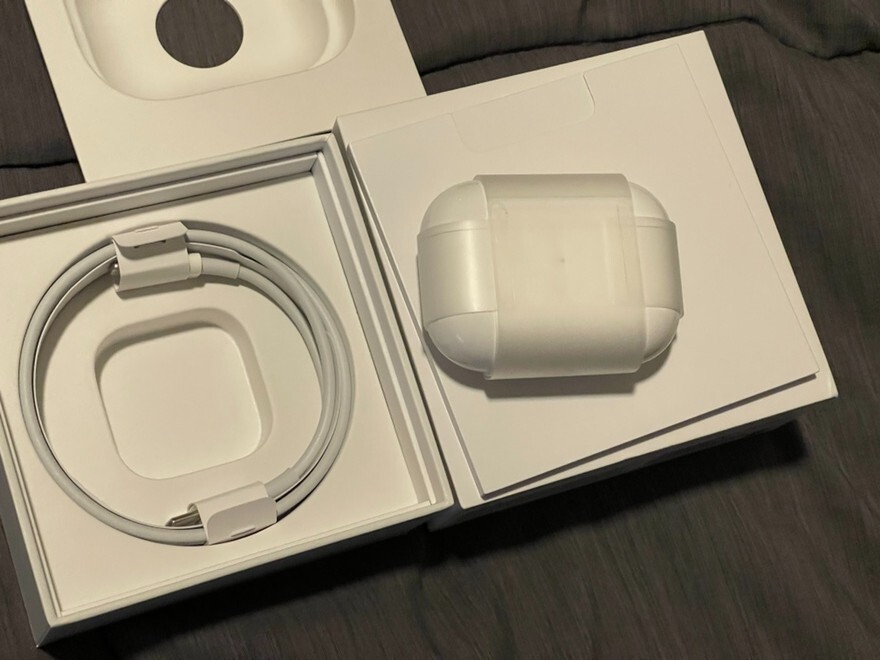 Apple AirPods Pro MagSafe Wireless Charging Case & cable Apple AirPods Pro MagSafe Wireless Charging Case & cable