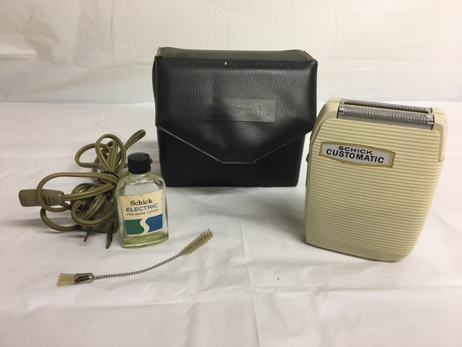Vintage Schick Electric Razor w/ power cord & Case Cutting Head Frozen ...