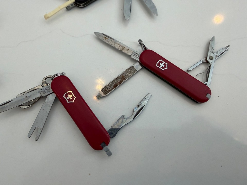 LOT OF SEVEN (7) SWISS ARMY FOLDING KNIVES TWO FOR PARTS/ REPAIR | eBay