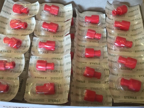 250 X CODAN 16.5285 COMBI-LOCK MALE / FEMALE LUER LOCK RED PLUG BOX OF ...