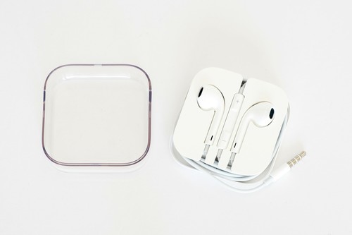 Apple iPhone Earpods - 3.5mm Connector - NEW | eBay