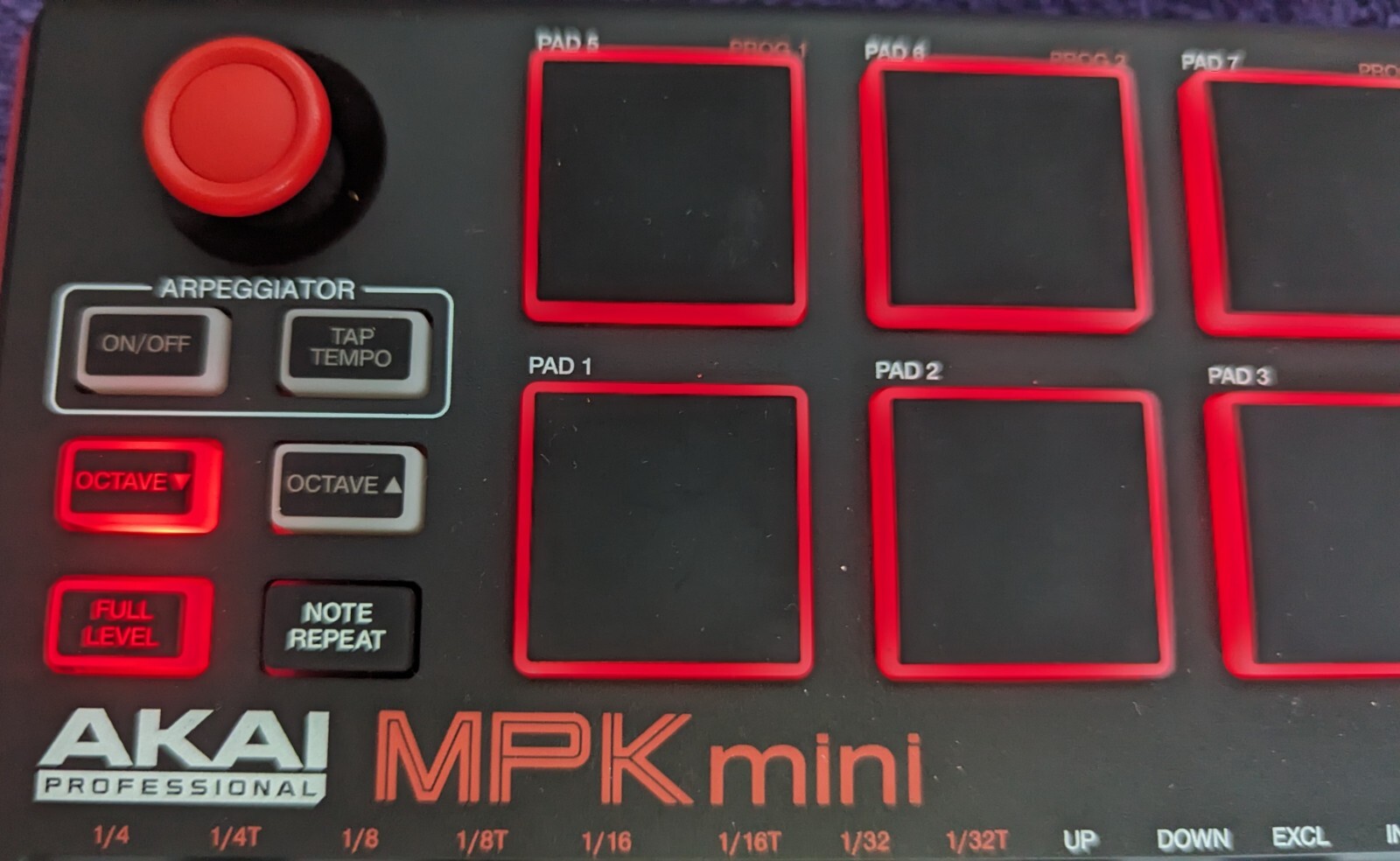 Akai Professional MPK Mini – 25 Key USB MIDI Keyboard w/8 Drum Pads ...