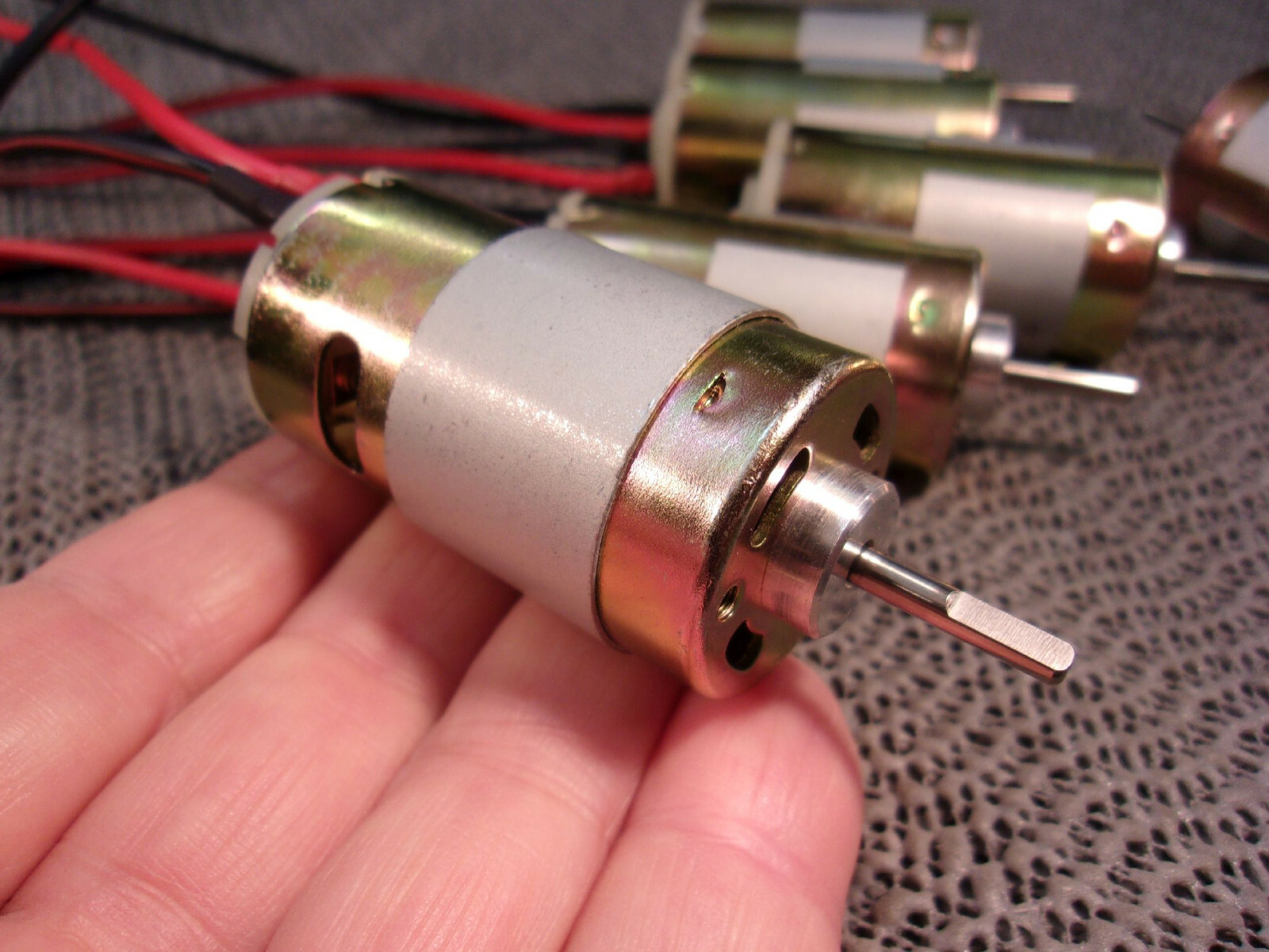 DC Motor 6-13 V, Ø 30 mm, Kraftprotz mit 125 Watt Abgabeleistung, Daten ...