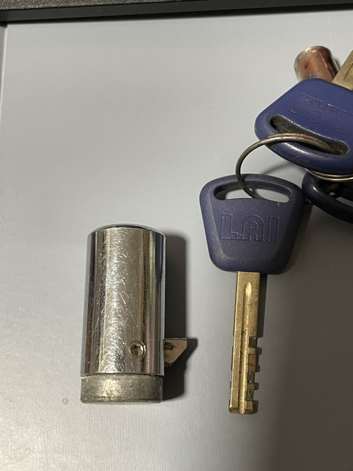 lot of 42 LAI locks + 4 keys for vending machines SVS604 Series plug ...