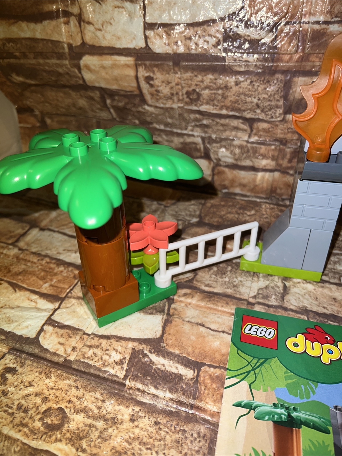 LEGO DUPLO Jurassic World T. rex and Triceratops Dinosaur Breakout ...