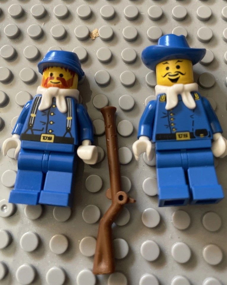 2x LEGO Western Cowboys Minifigure Lieutenant Cavalry Cap White Bandana ...