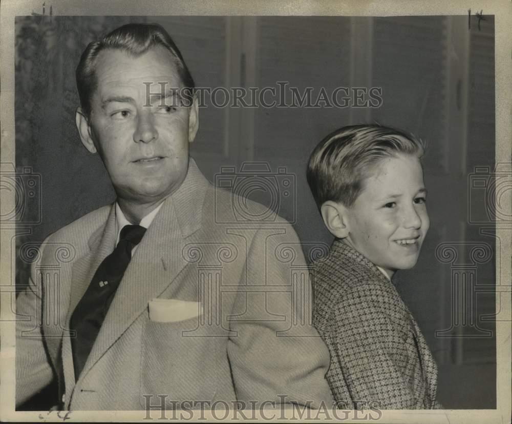 1958 Press Photo Alan Ladd poses with his son David in New Orleans ...