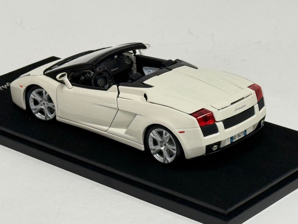 1/18 Maisto Lamborghini Gallardo Spider in White on custom base AB1046 ...