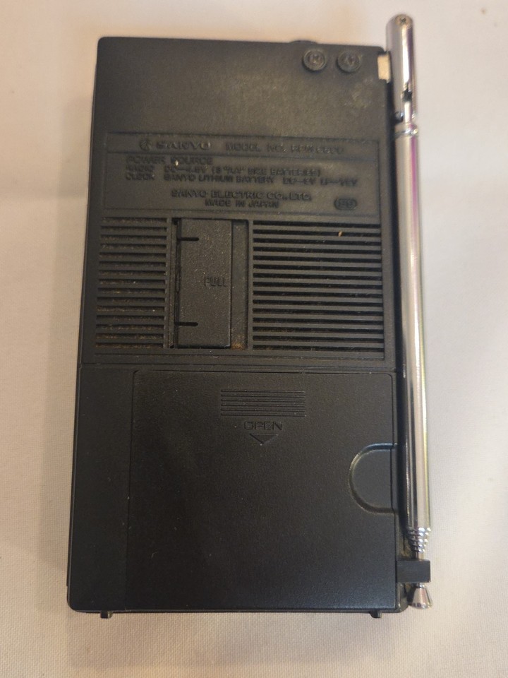 VINTAGE SANYO ROM 6800 PORTABLE RADIO W/DIGITAL CLOCK W/ SUEDE CASE EX ...