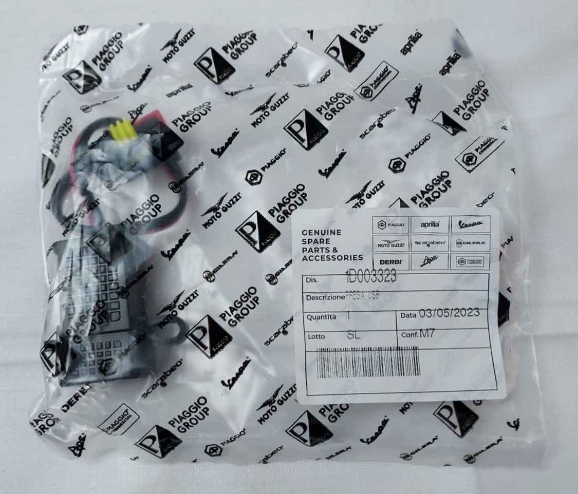 1D003323 OEM USB Port Aprilia RSV4 MotoGuzzi V85 V9 Piaggio BV MP3 ...