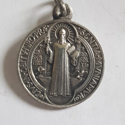 Médaille religieuse . ST BENEDICT EIVS IN OBITV NRO PRAE SENTIA ...