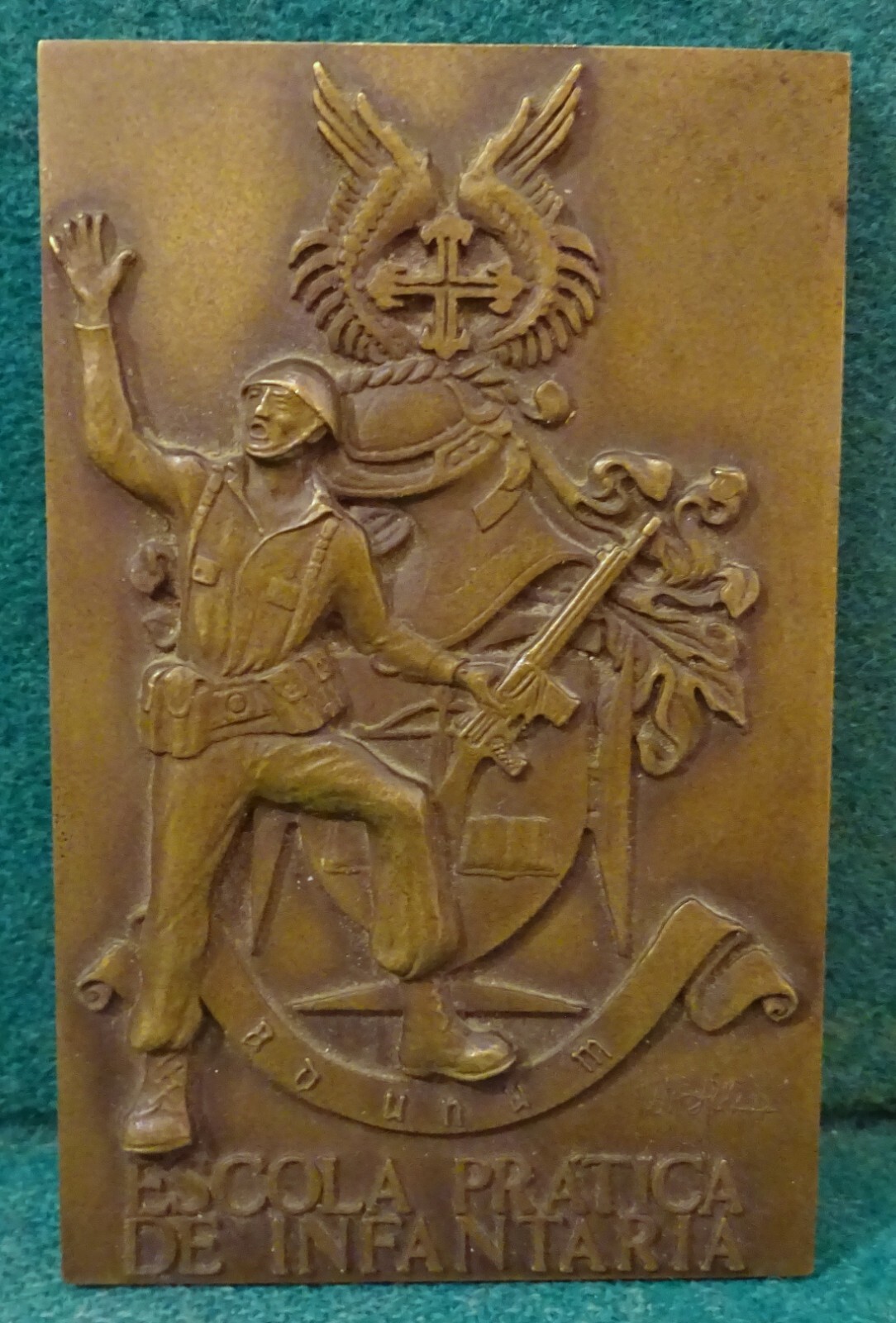 SOLDIER GUN, COAT OF ARMS -PRACTICAL INFANTRY SCHOOL 65x105mm 1984 ...