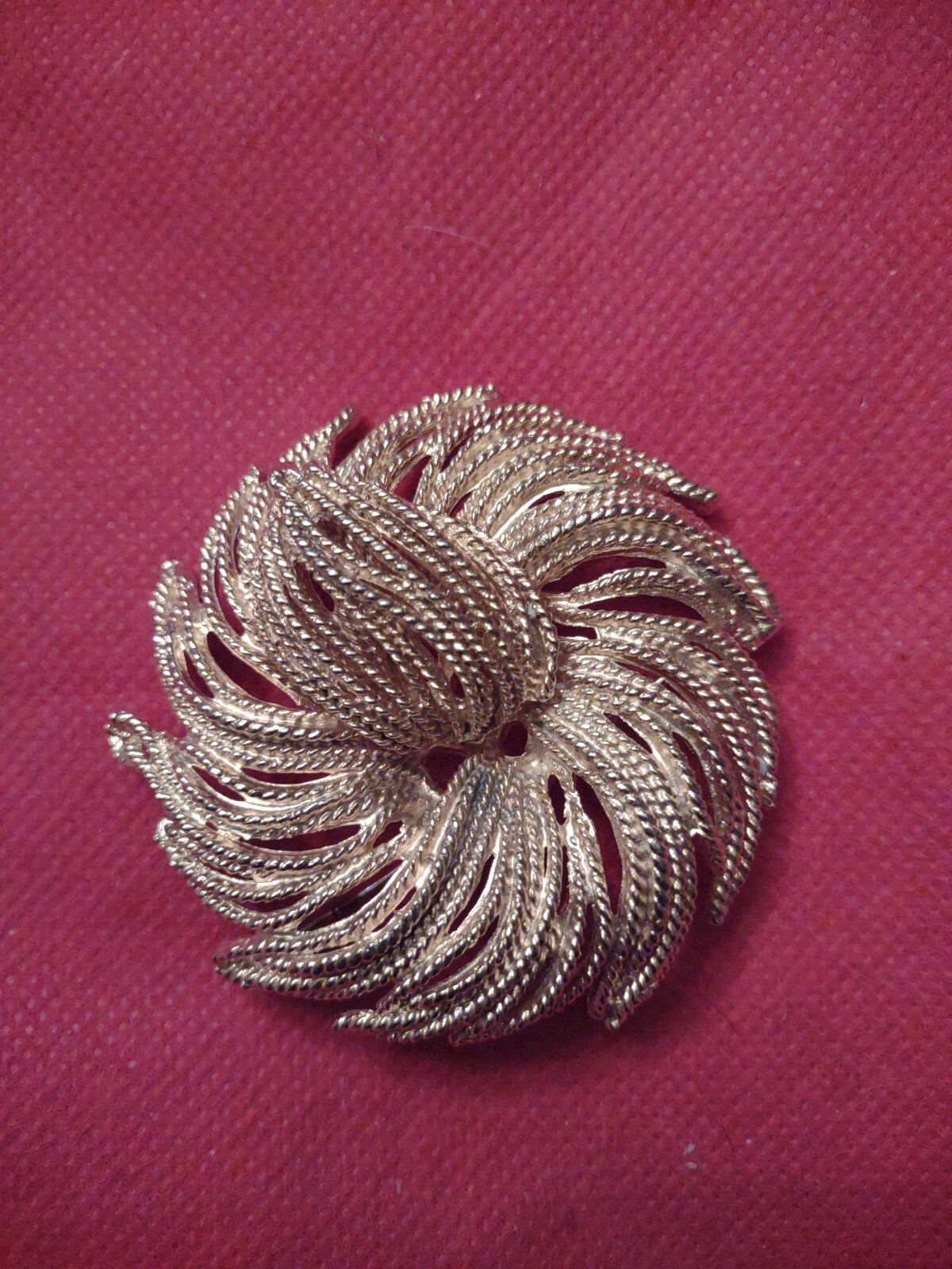 2.5" Gold Textured Wire Twist Brooch - Gem