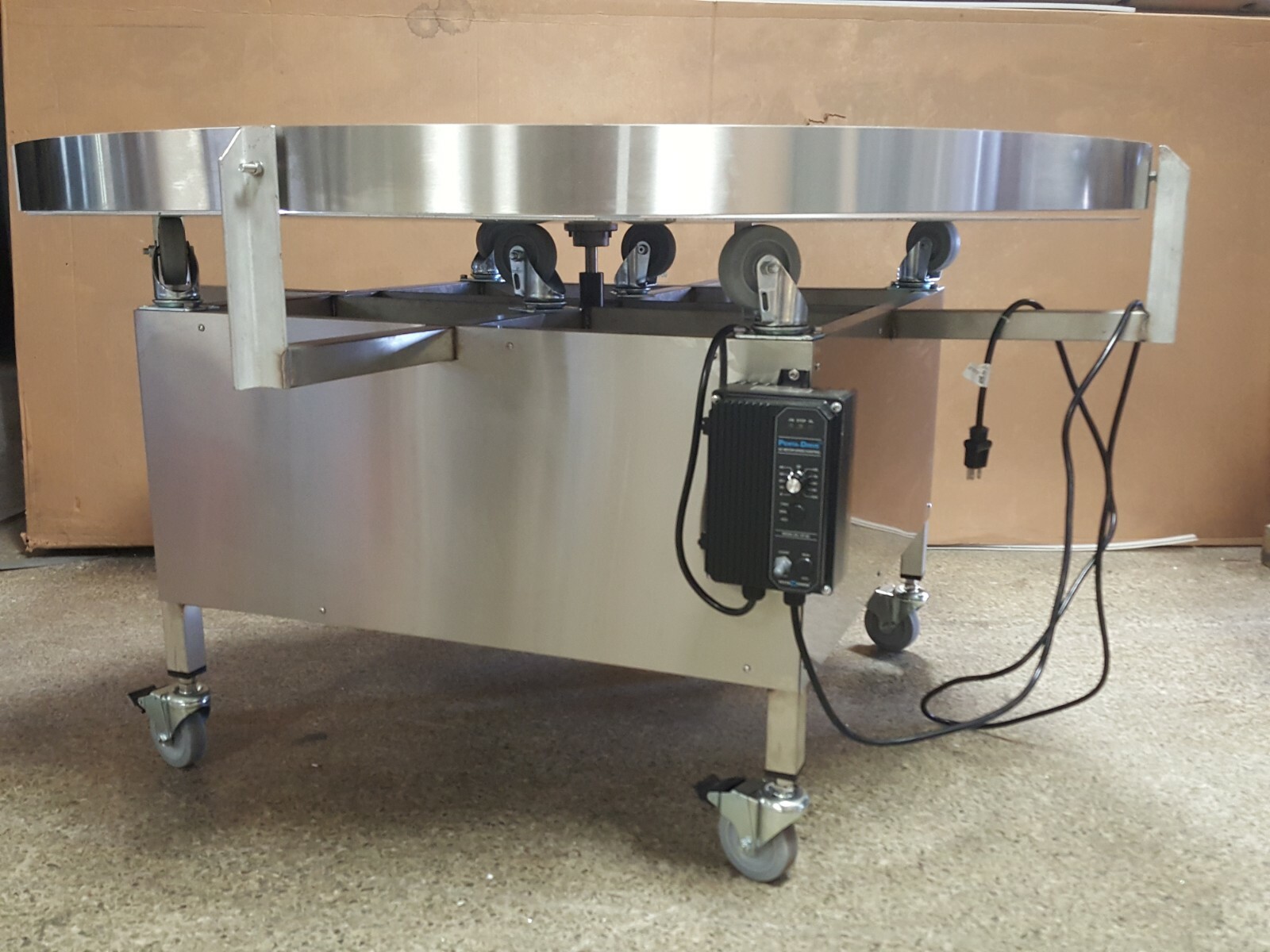 60" AUTOMATIC ROUND ACCUMULATION TABLE WITH CASTERS, TURNTABLE, BOTTLE ...