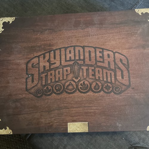 SKYLANDERS Trap Team Box w/ 9 Crystals etc - Collector Storage Case ...