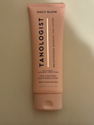 TANOLOGIST DAILY GLOW BRIGHTENING GRADUAL TAN LOTION WITH VITAMIN C 8. ...