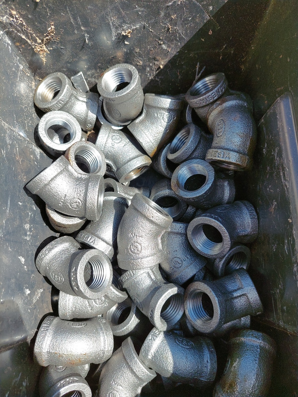 LOT OF (50) 1/2" BLACK IRON PIPE THREADED 45 ELBOW FITTINGS PLUMBING ...