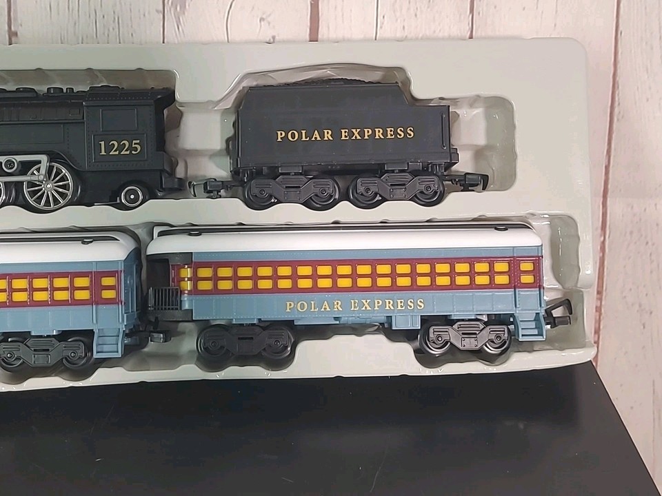 Lionel The Polar Express 20th Anniversary Battery Operated 28 Pc Train ...